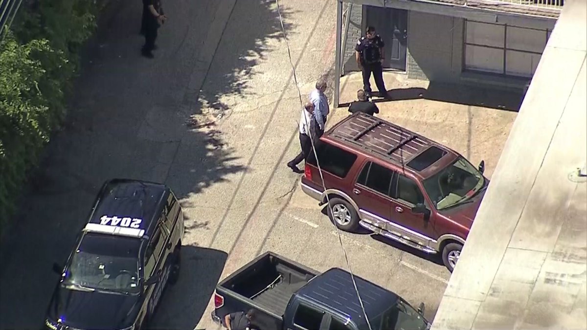 Garland: Un herido tras reporte de disparos en apartamentos – Telemundo ...