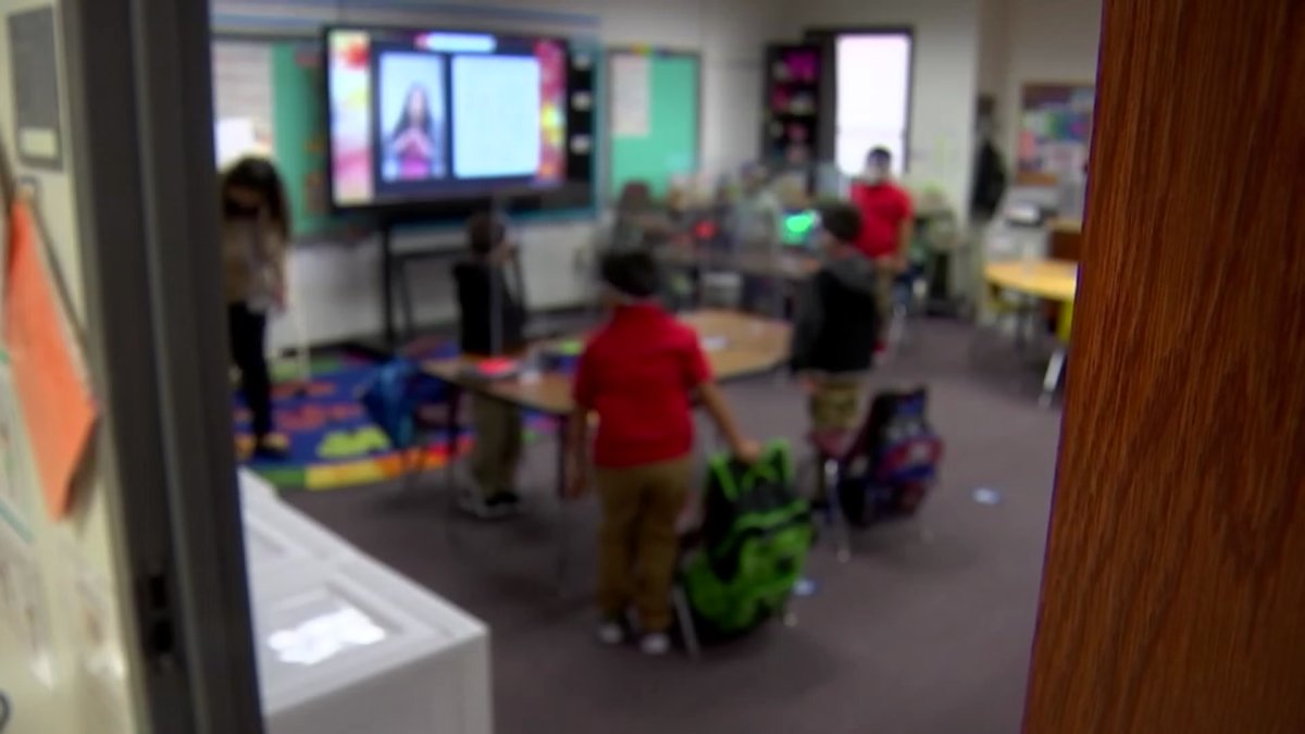 Estudiantes de 5 escuelas del DISD regresaron a clases – Telemundo ...