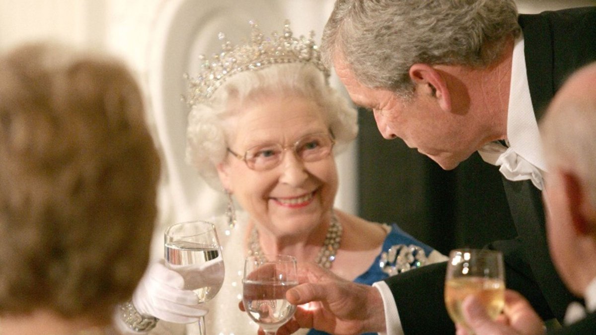Expresidente George W. Bush recuerda su visita a la Reina Isabel II ...