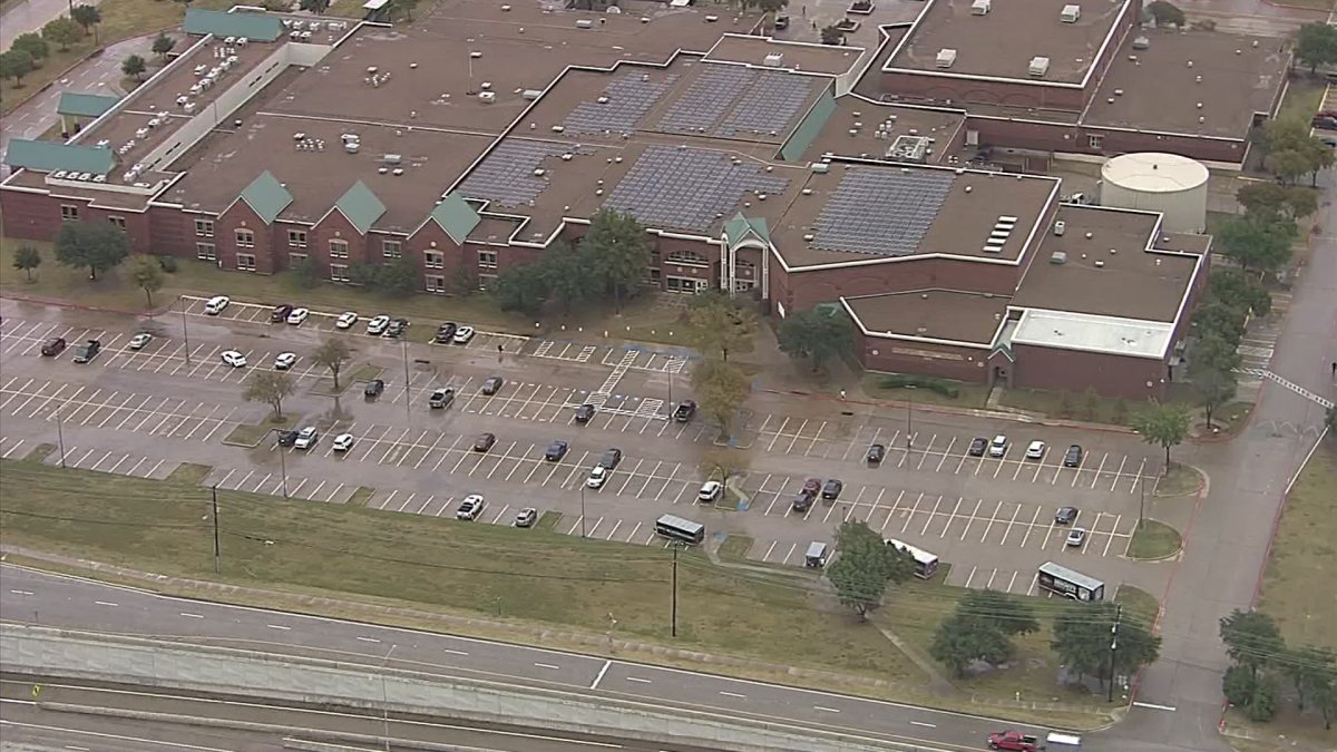 Arrestan a tres estudiantes después de llevar un arma a su escuela en ...