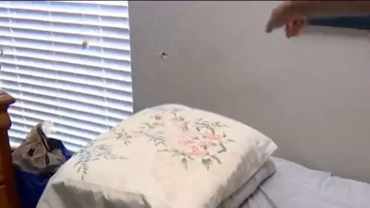 En Fort Worth: Balazo le roza la cabeza mientras estaba acostada en su ...
