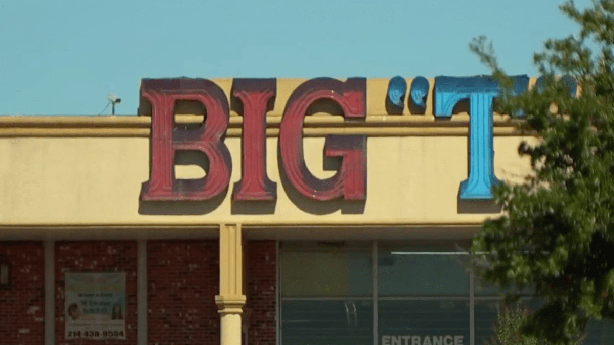 Tiroteo en plaza Big T de Dallas deja 1 muerto y 1 herido – Telemundo ...