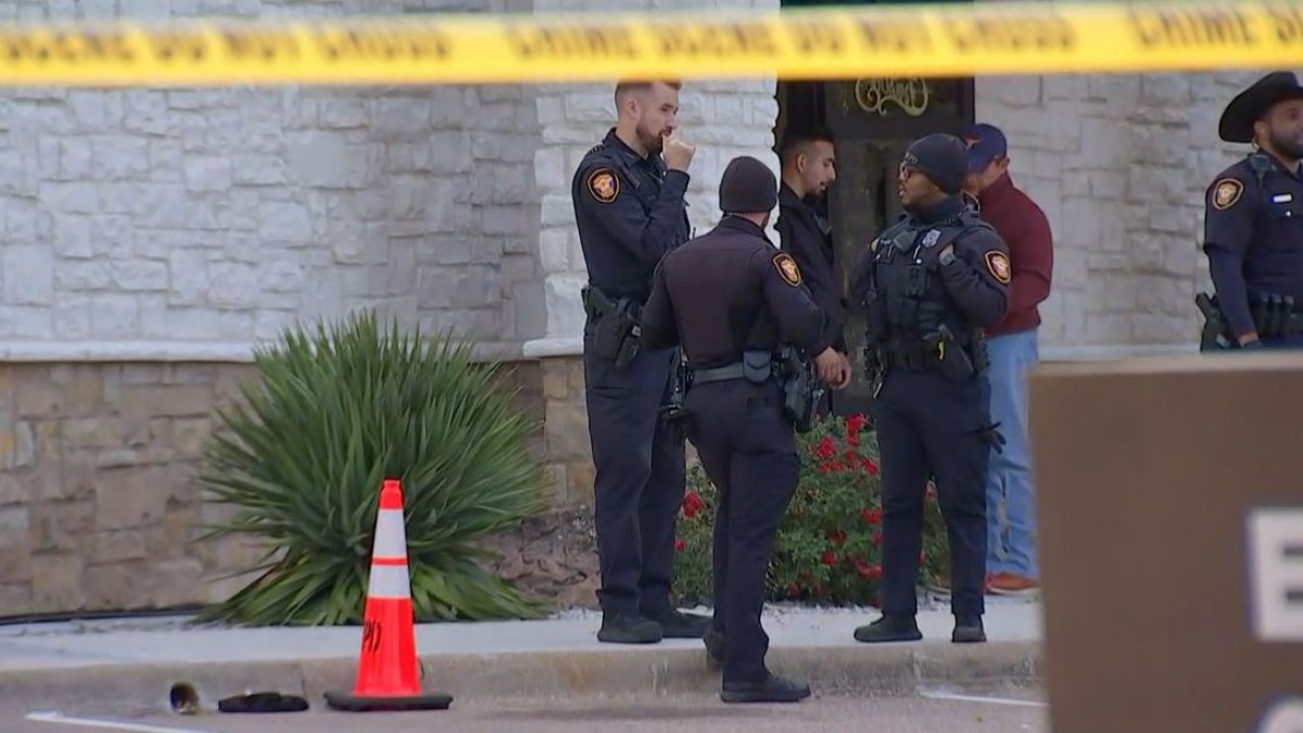 Balean a un alguacil del condado Tarrant dentro de un Fort Worth ...