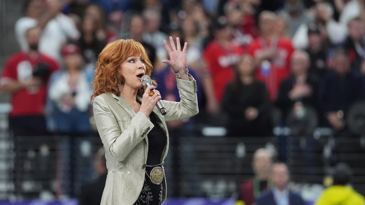 Video: Reba McEntire canta el himno nacional antes del Super Bowl ...