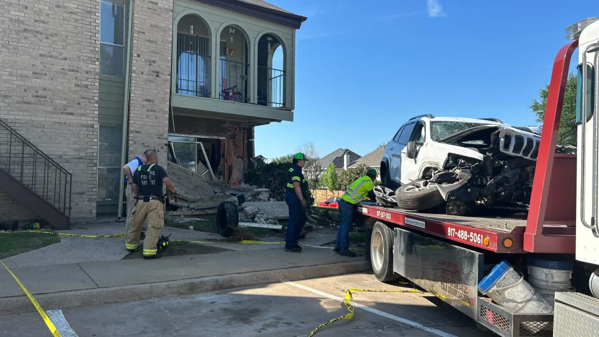 Hombre se estrella contra un edificio en Euless – Telemundo Dallas (39)
