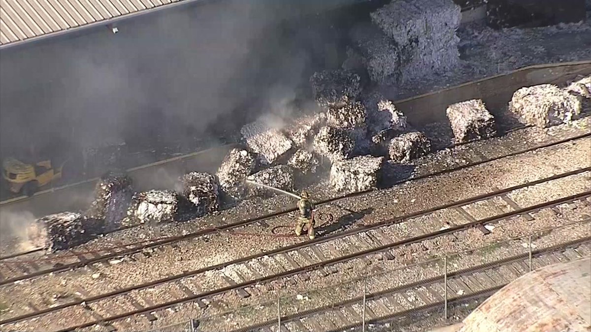 Incendio en una planta de reciclaje en Dallas – Telemundo Dallas (39)