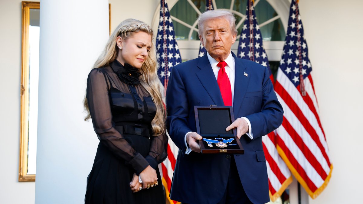 Donald Trump otorga medalla presidencial a Charlie Kirk – Telemundo ...